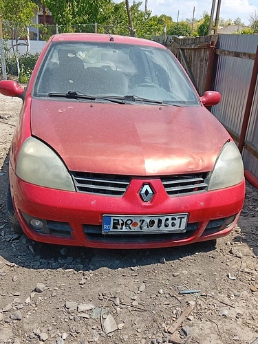 Autoturism marca Renault model Symbol culoare rosu